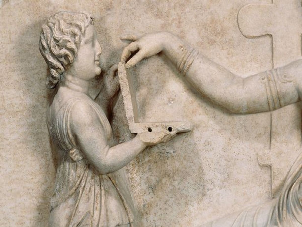 Laptops were used even hundreds of years ago, a statue was seen using ...