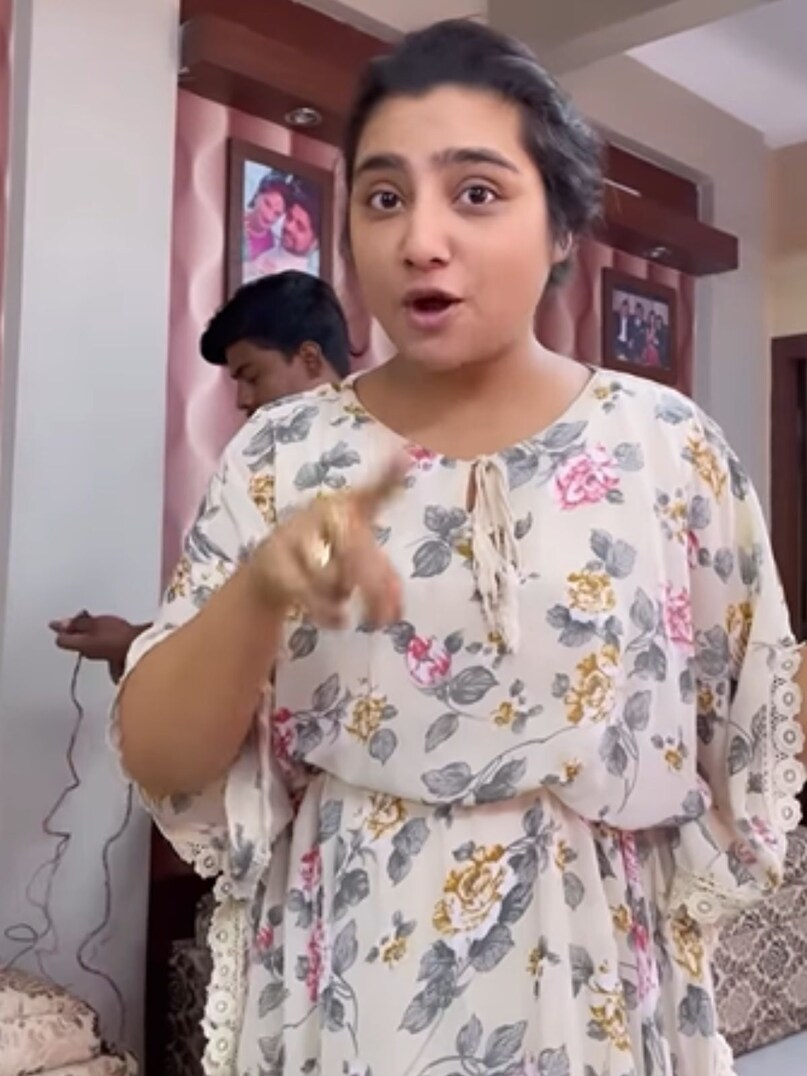 चेहरे पर पिंपल, बालों में तेल... मां बनते ही बदले 37 साल की नेहा मर्दा ...