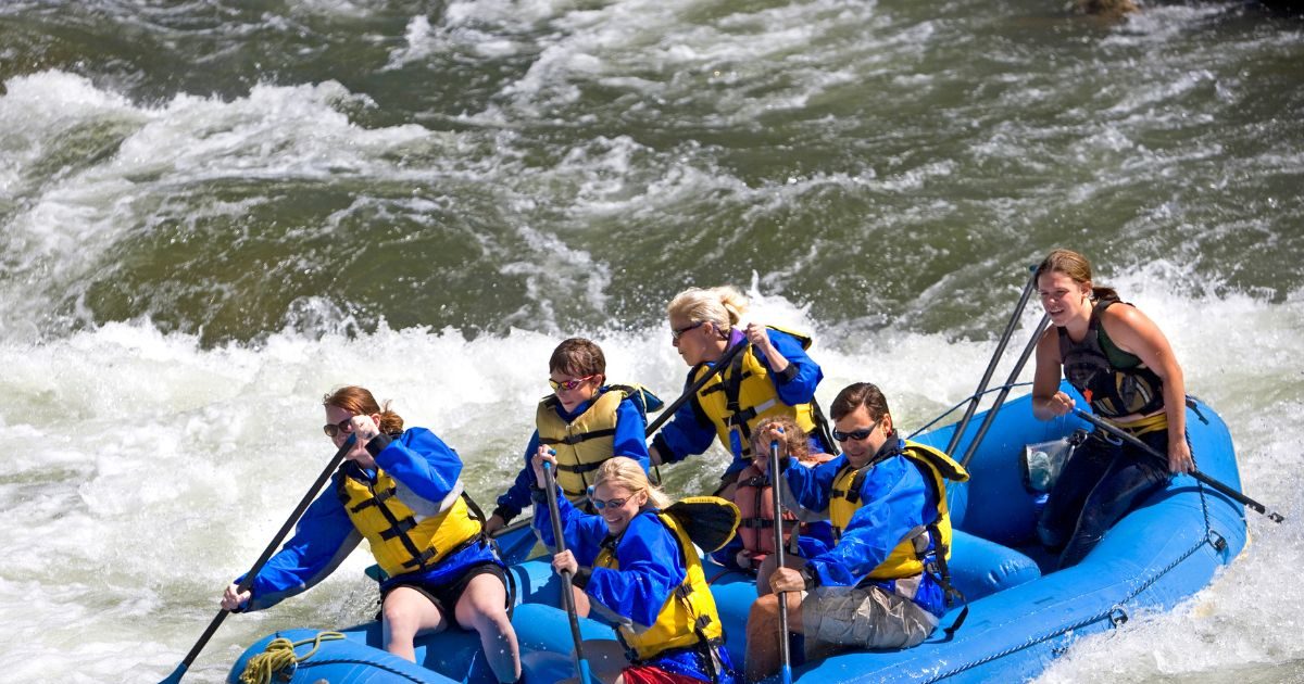 VIDEO: ऋषिकेश में राफ्टिंग के दौरान भिड़े पर्यटक, चप्पू को ही बना लिया ...