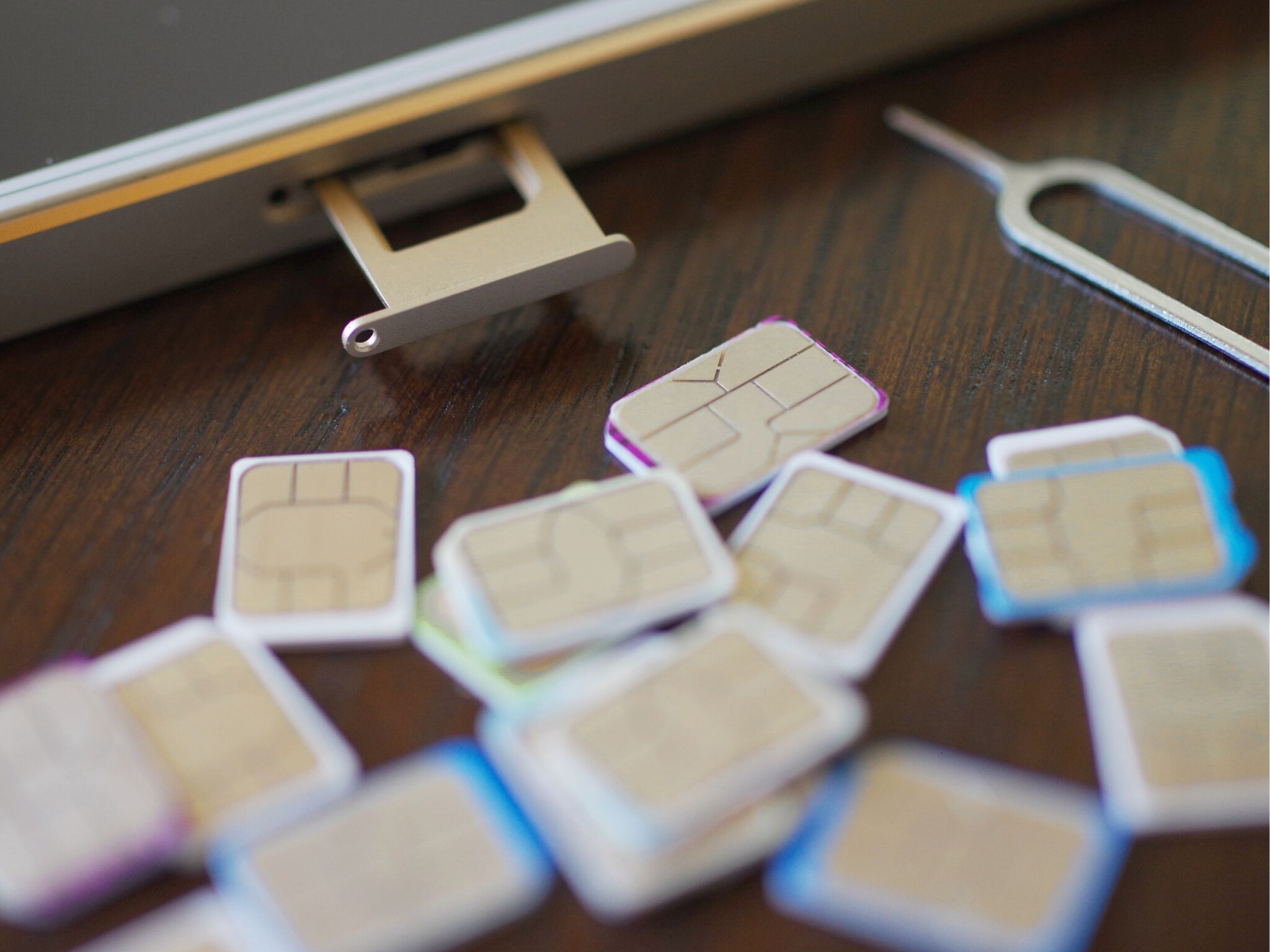 eSIM vs Physsical SIM: किसमें है ज्यादा सिरदर्दी, कौन ज्यादा सुरक्षित ...