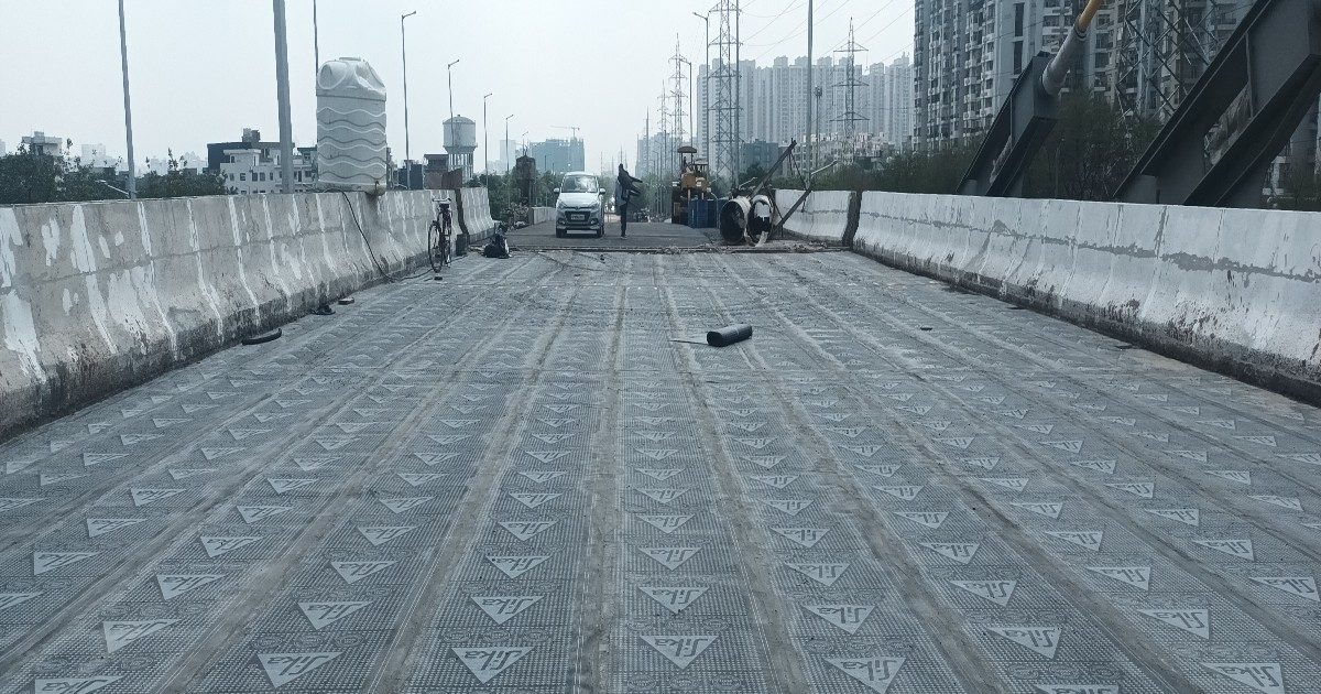 Noida Parthala Bridge: लीकेज से बचाने के लिए ब्रिज पर लग रहा स्पेशल ...