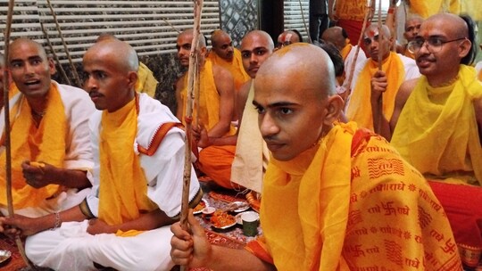 वृंदावन में हुआ 101 बच्चों का जनेऊ संस्कार, जानिए हिंदू धर्म में क्यों ...