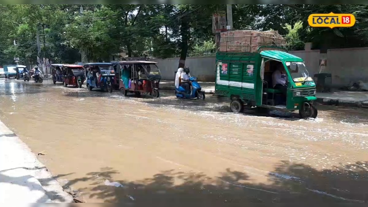 छपरा में बिन बारिश तालाब में तब्दील हुई सड़क, एक सप्ताह से आवाजाही में ...