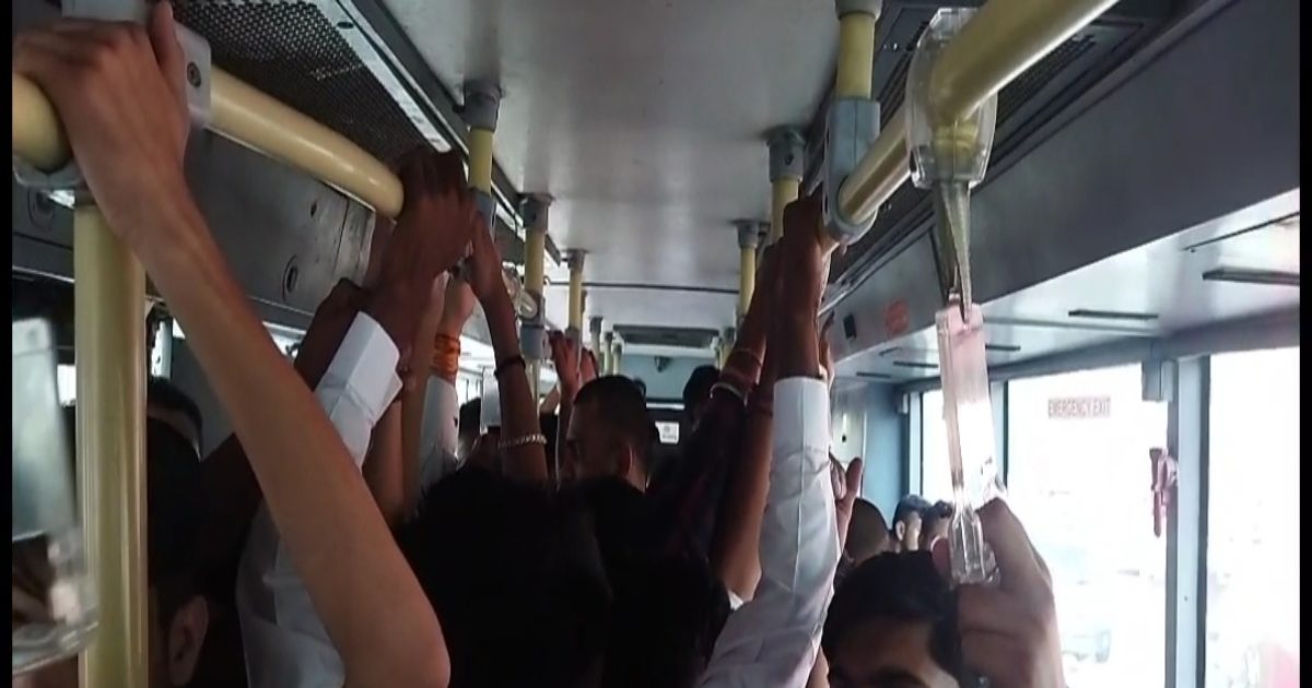 मुंबई की लोकल से कम नहीं इंदौर की i-bus का सफर, धक्के से कब अंदर पहुंच ...