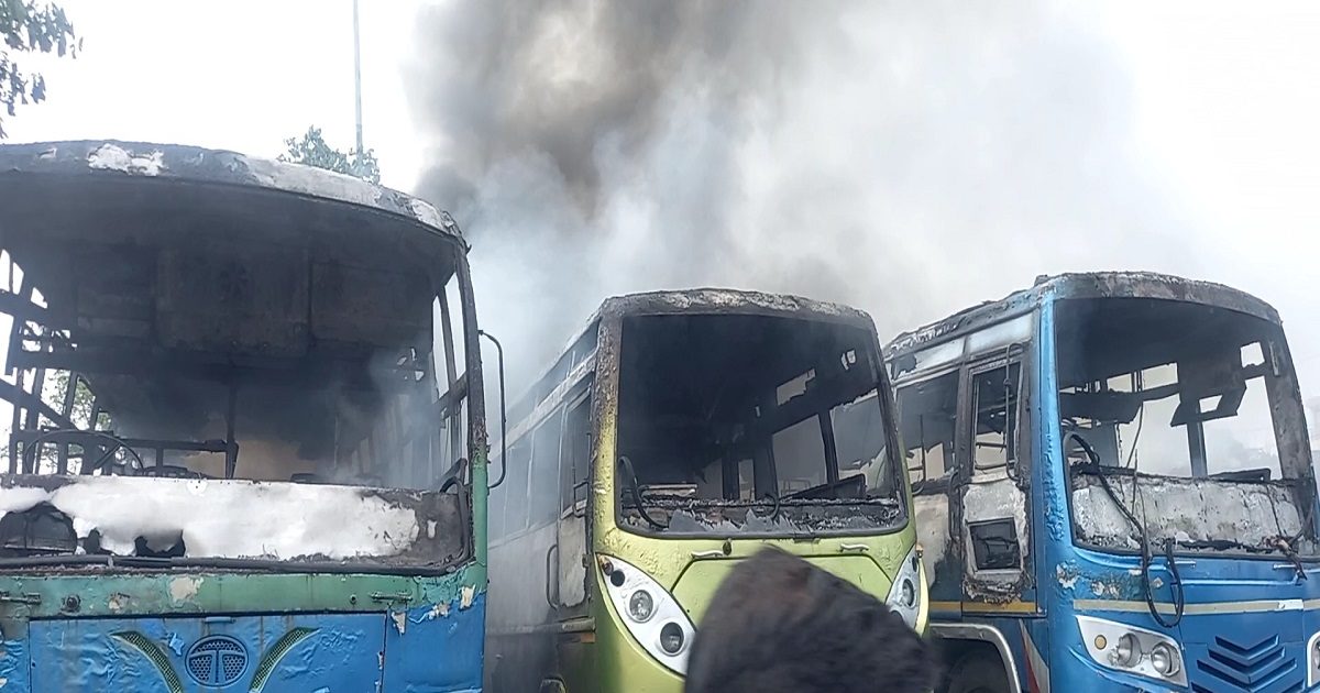 रांची के बस स्टैंड में बड़ा हादसा, धू-धूकर जल गई 9 लग्जरी बसें, मची ...