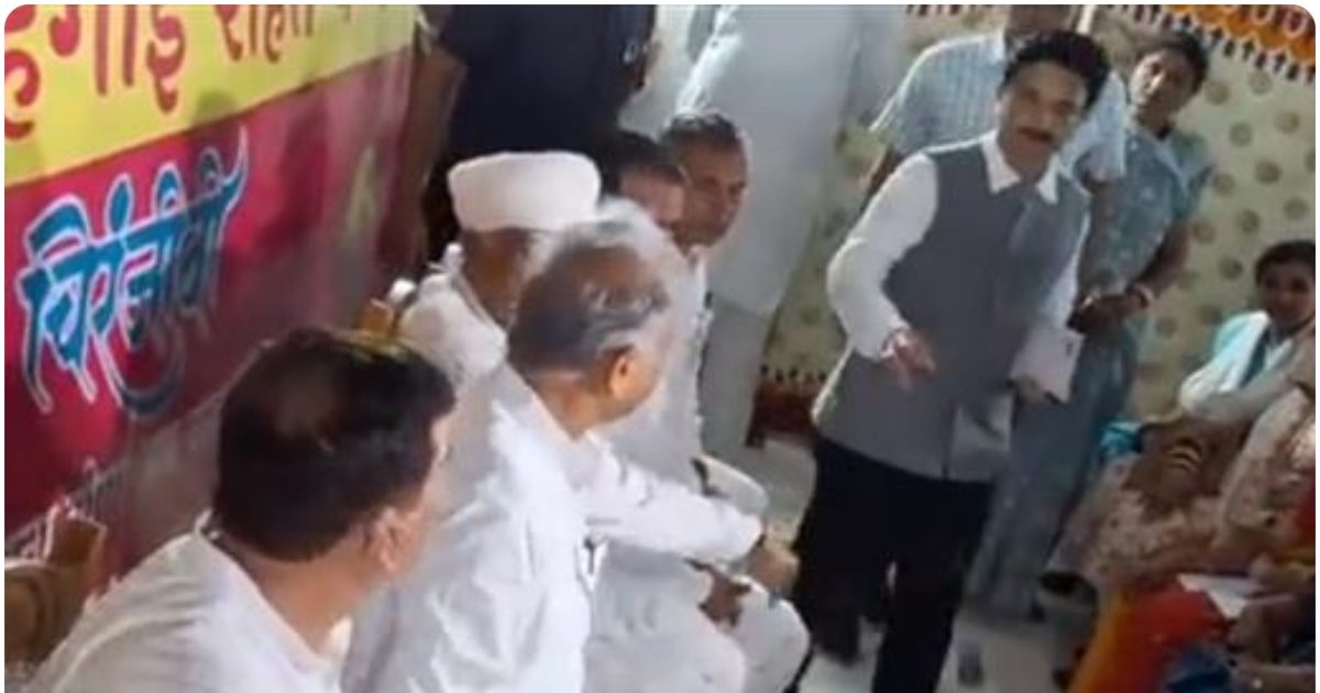 VIDEO: माइक बंद होने से खफा हुए अशोक गहलोत, बाड़मेर जिला कलेक्‍टर पर फेंका डिवाइस - VIDEO ...