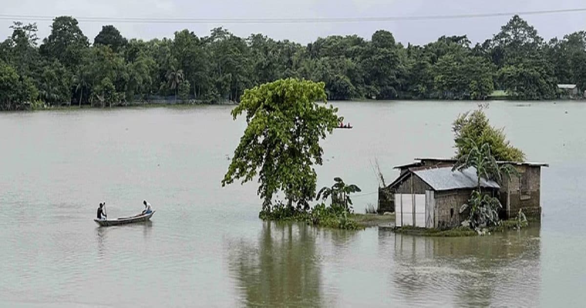 Assam Flood: असम में बाढ़ से और ब‍िगड़े हालात! पानी में डूबे 444 गांव ...