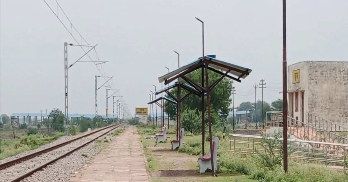 भिंड जिले में इस जगह रेल यात्रा करने से डरती है महिलाएं, स्टेशन तक ...