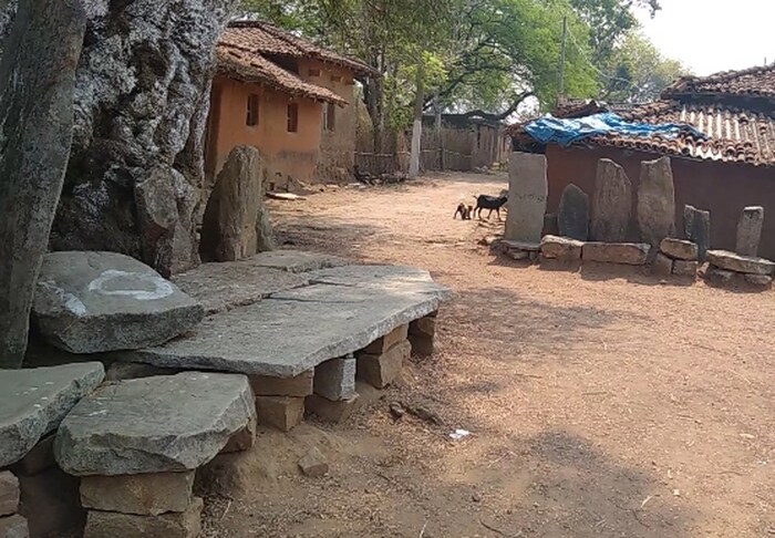 Photos: अजीब नगरी! यहां इंसानों के साथ रहते हैं भूत, गांव में हर घर के ...