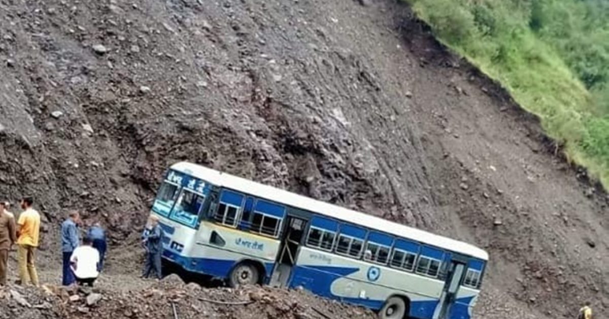 Himachal Weather: हिमाचल में भारी बारिश, बस सड़क किनारे अटकी, सतलुज में ...
