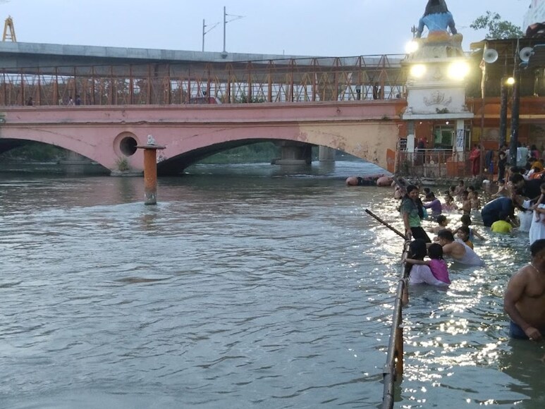 दिल्ली-एनसीआर में ही लगाएं 'गंगा' में डुबकी, छोटे हरिद्वार में उमड़ रही है श्रद्धालुओं की भीड़ ...