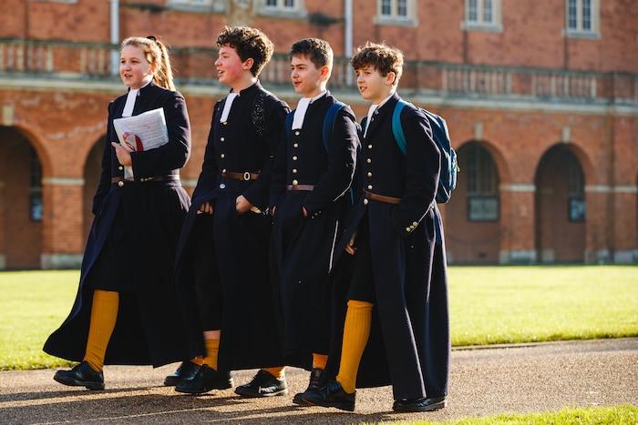 दुनिया का वो स्कूल जहां 470 सालों से नहीं बदली स्टूडेंट्स की यूनिफॉर्म ...