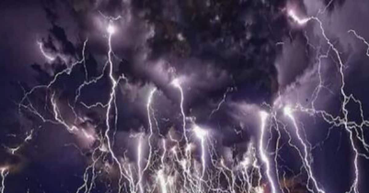 यहां हुई बिजली की 'बार‍िश' ! अद्भुत लेकिन भयानक नजारा, देखें-Video - YouTube viral video show ...
