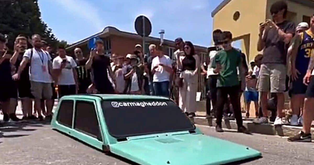 Lowest Car in the World: सांप की तरह रेंगती दिखी कार, नहीं है एक भी ...