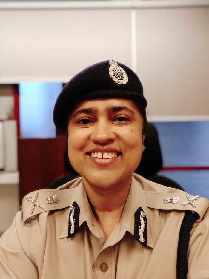 Success Story : कौन हैं IPS रेणुका मिश्रा, जिन्हें दी गई है UP Police ...