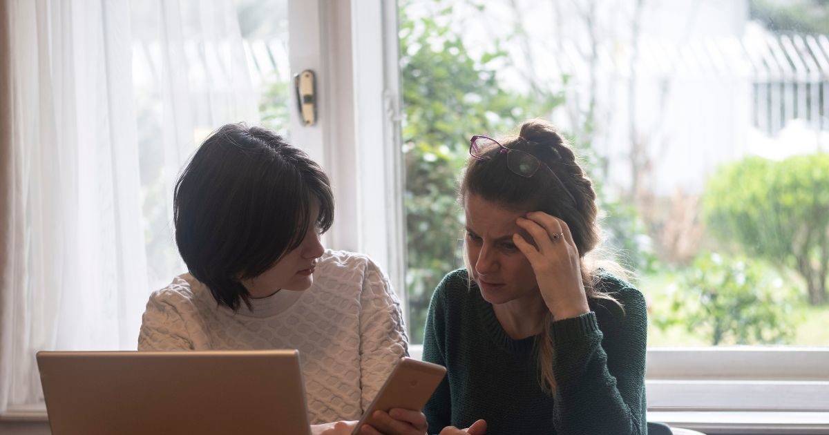 Tinder Scam: इस तरह 'फंसाई' जाती हैं अमीर महिलाएं, जब तक होश आता है, खो ...