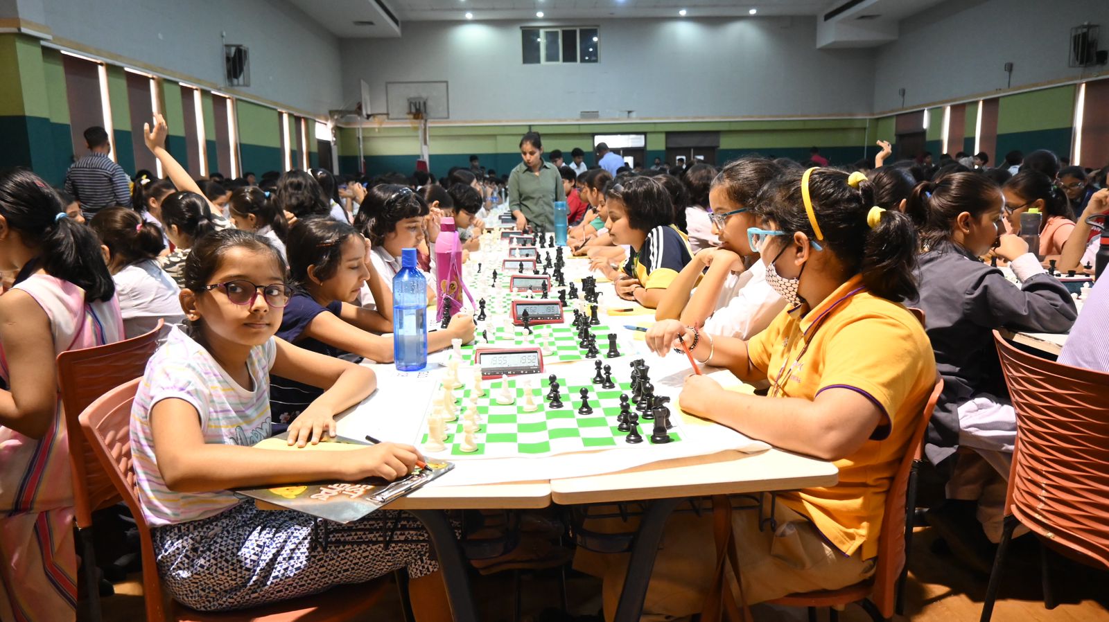 Chess Competition : सैकड़ों स्कूली बच्‍चों ने खेला 'शह-मात' का खेल ...