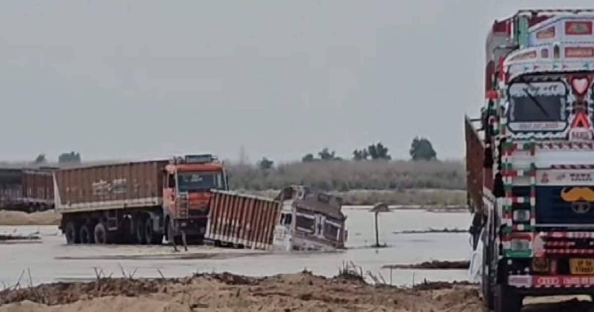 VIDEO: ट्रकों की जल समाधि, सोन नदी की धार में फंसी 28 गाड़ियां, दृश्य ...