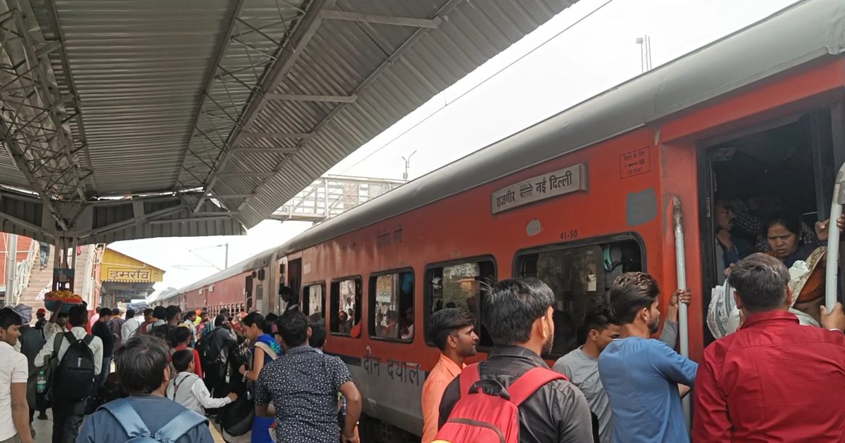 Buxar News: एलएचबी रैक वाले ट्रेनों में स्लीपर कोच कम होने से यात्रियों ...