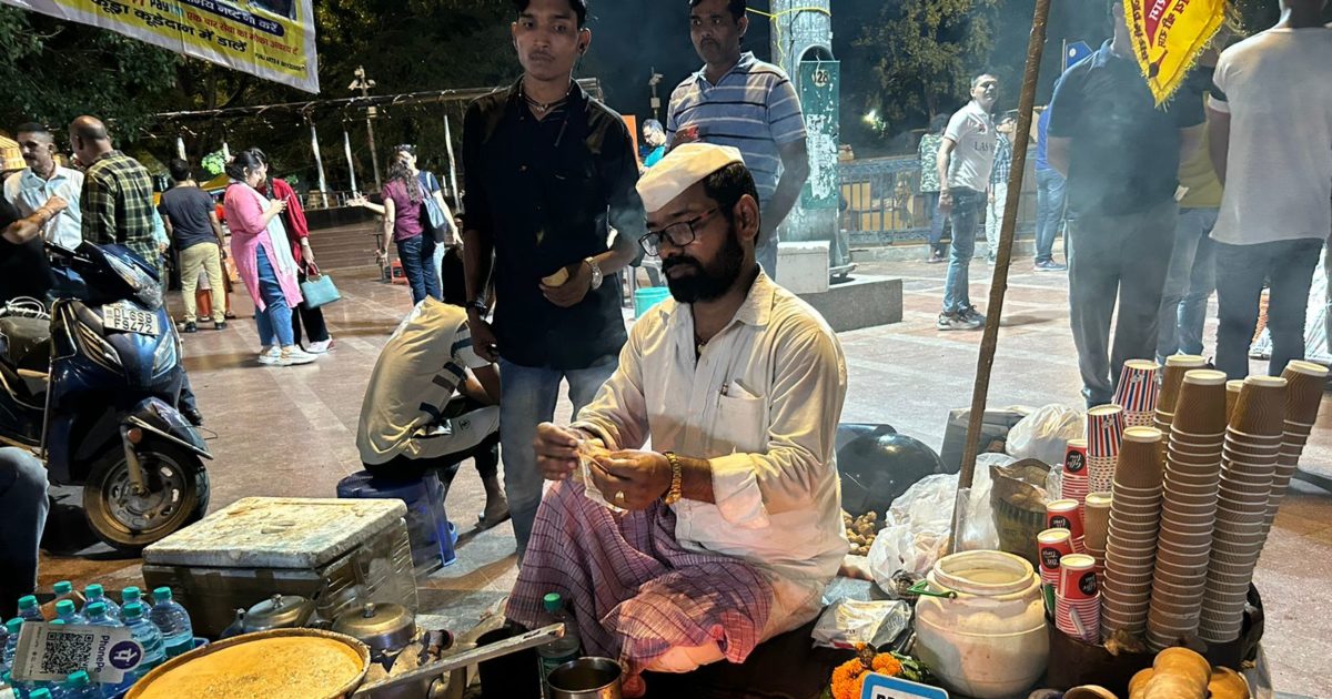 दिल्ली में फेमस है यह चाय की दुकान... नेताओं का लगता है जमावड़ा, कई ...