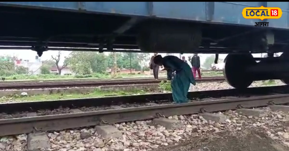 Agra News: जान जोखिम में डालकर ट्रेन के नीचे से निकलते हैं स्कूली बच्चे, देखें Video - School ...