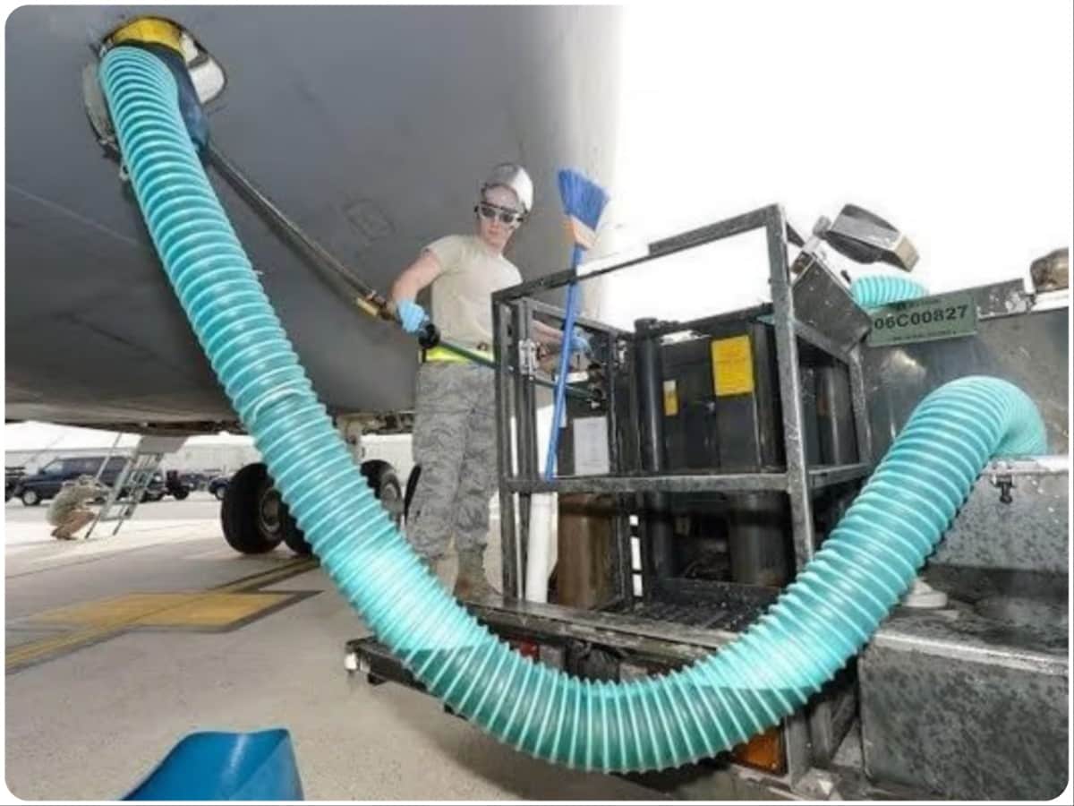 विमान का टॉयलेट सिस्टम कैसे काम करता है, कहां होता है अपशिष्‍ट का निस् ...