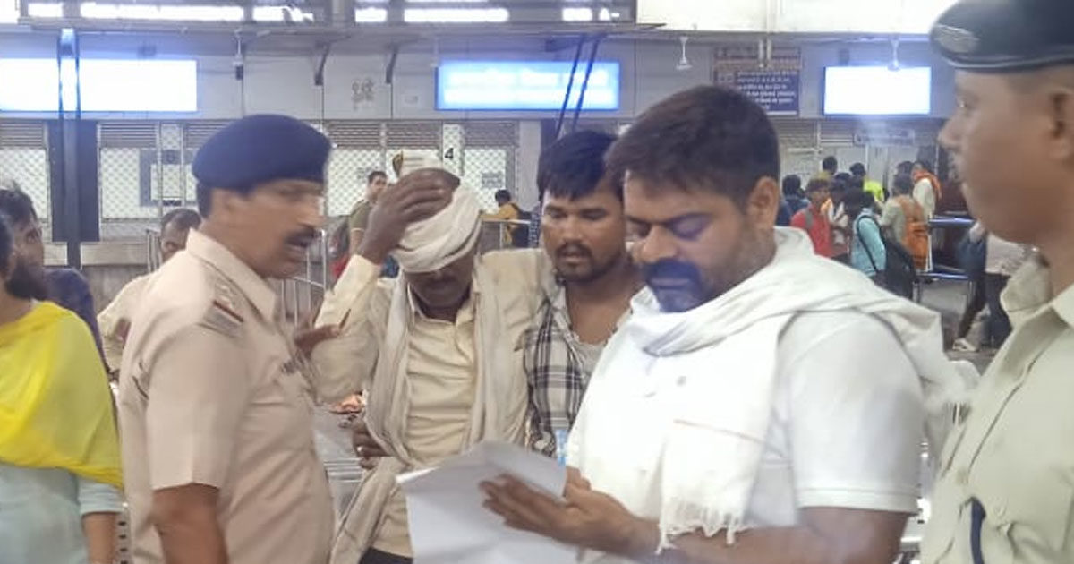 चंदौली के DDU स्टेशन पर बम की तरह फटा बैग में रखा जामुन के सिरके का ...