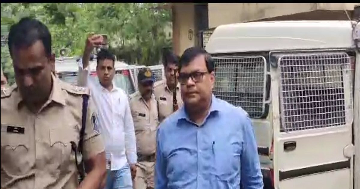 झाबुआ एसडीएम छेड़खानी के आरोप में न्यायिक हिरासत में, कमिश्नर ने किया ...