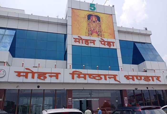 Mohan Peda shop opens 24 hours in Allahabad Kanpur route people order ...