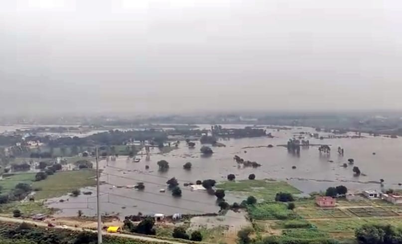 NOIDA Rain Waterlogging Update: डूबीं कारें, सड़कों पर समंदर, बहता ...