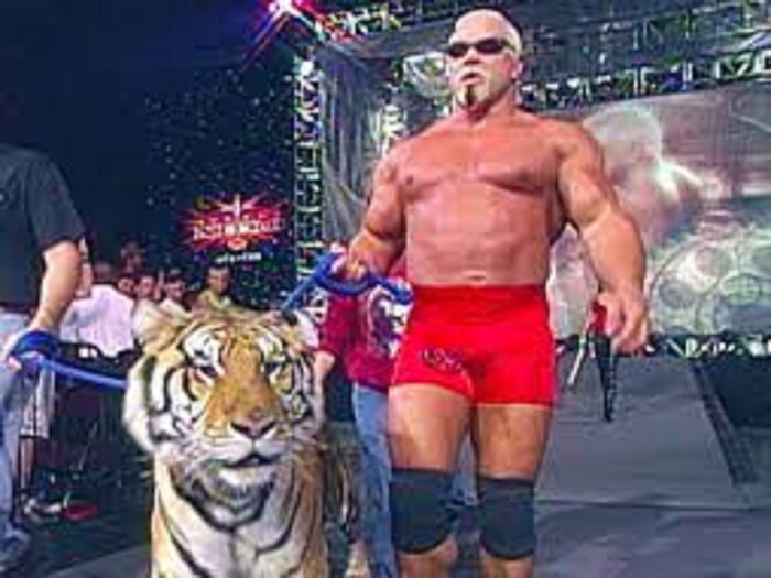 जब WWE के दिग्गज रेसलर ने Tiger के साथ की रिंग में एंट्री, दर्शकों को ...