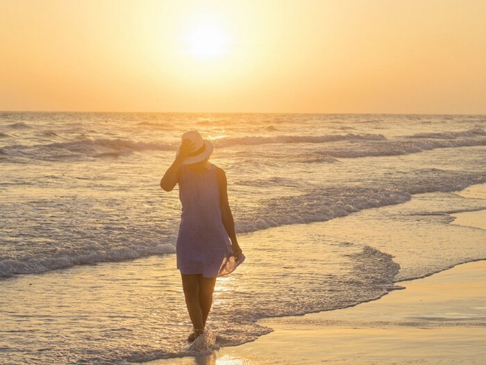 Seaside strolls have a variety of health benefits and boost brain functioning - समुद्र तट के ...