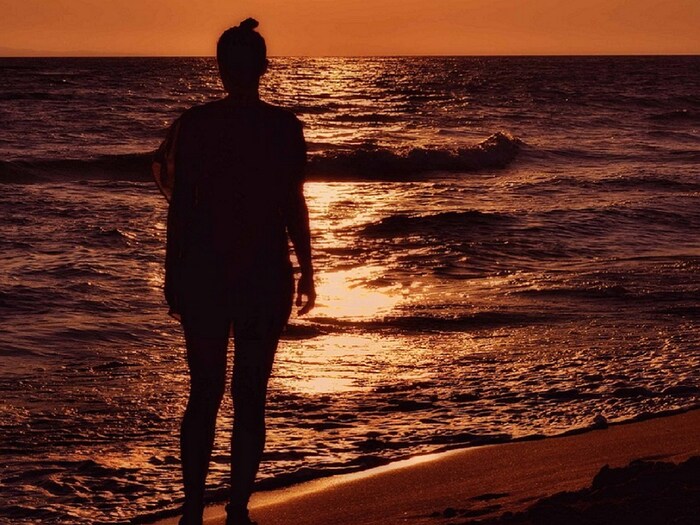 Seaside strolls have a variety of health benefits and boost brain functioning - समुद्र तट के ...