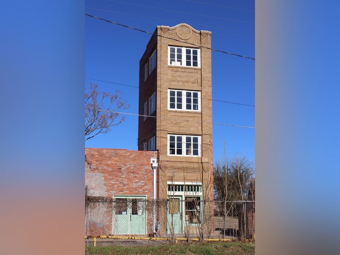 World's littlest skyscraper: 4 मंजिल का है दुनिया का सबसे छोटा ...