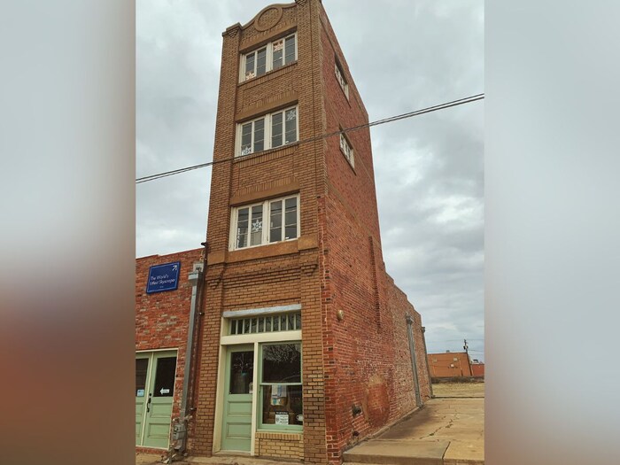 World's littlest skyscraper: 4 मंजिल का है दुनिया का सबसे छोटा ...