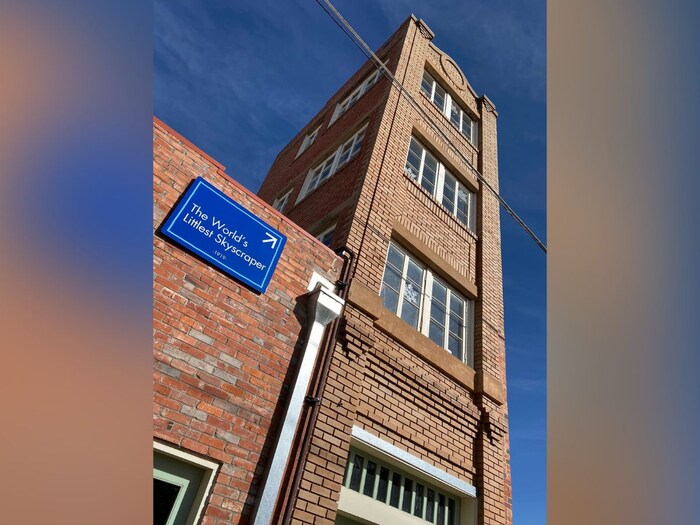 World's littlest skyscraper: 4 मंजिल का है दुनिया का सबसे छोटा ...