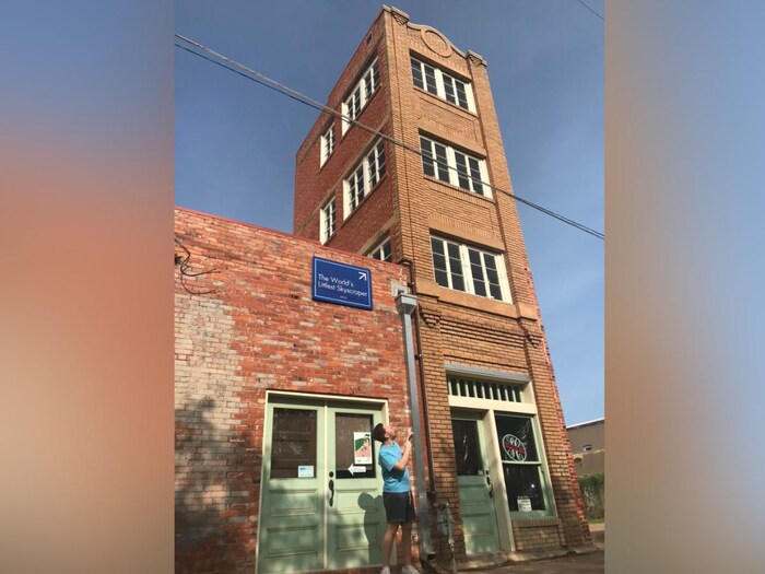 World's littlest skyscraper: 4 मंजिल का है दुनिया का सबसे छोटा ...