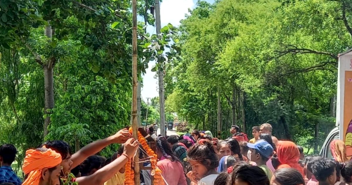 बिहार में छत से गिरकर हुई बंदर की मौत, ग्रामीणों ने निकाली शवयात्रा ...