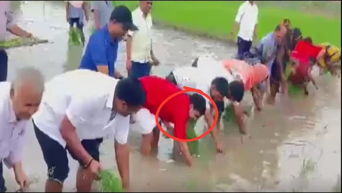 IAS Story: लुंगी में धान रोपने वाले डीएम की कहानी, रेलवे की परीक्षा में ...