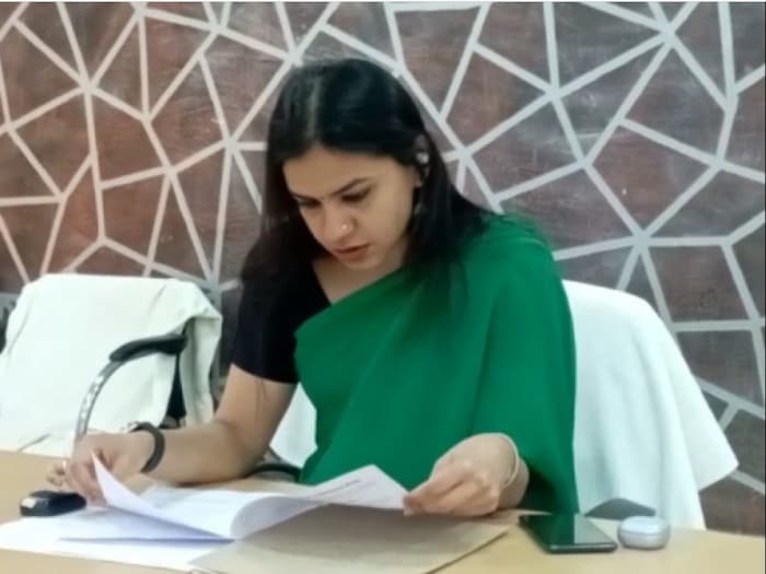 कौन हैं ये महिला आईएएस, जिन्हें बेहतरीन काम के लिए राष्ट्रपति ने किया ...