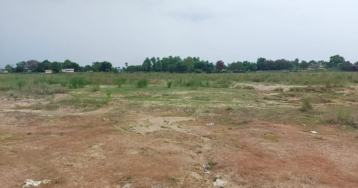 पानी की कमी से मिट रहा किउल नदी का अस्तित्व, घास के मैदान में हो गई ...