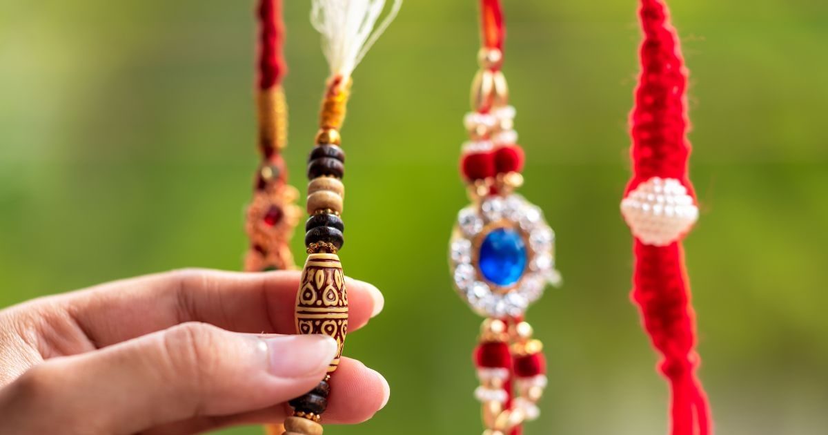 रुद्राक्ष और चांदी की राखी बदल सकती है भाइयों की किस्मत! अयोध्या के ...