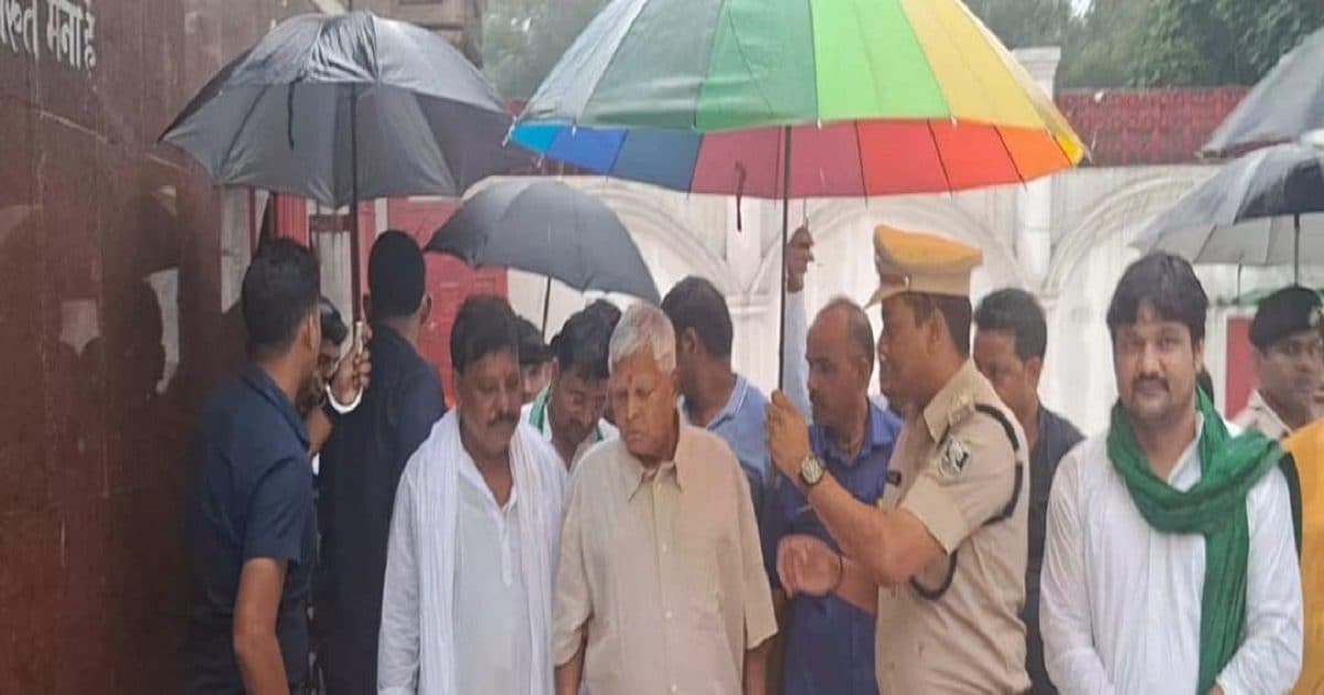 लालू यादव के लिए छाता टांगते हुए हथुआ SDPO की तस्वीर वायरल, भाजपा ने ...