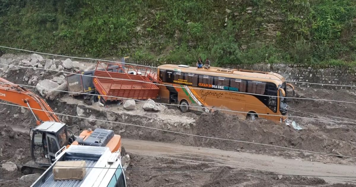 Mandi Cloud Burst: चंडीगढ़-मनाली NH पर फंसी करोड़ों रुपये की गाड़ियां ... Mandi Cloud Burst: चंडीगढ़-मनाली NH पर फंसी करोड़ों रुपये की गाड़ियां ...