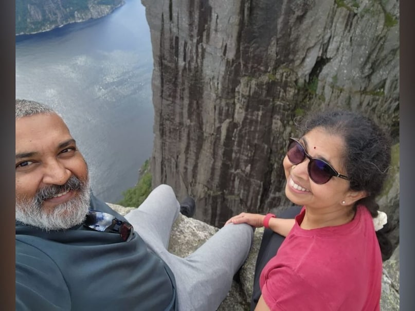 Pulpit Rock में एडवेंचर करने निकले 49 साल के SS Rajamouli, वाइफ रमा भी ...