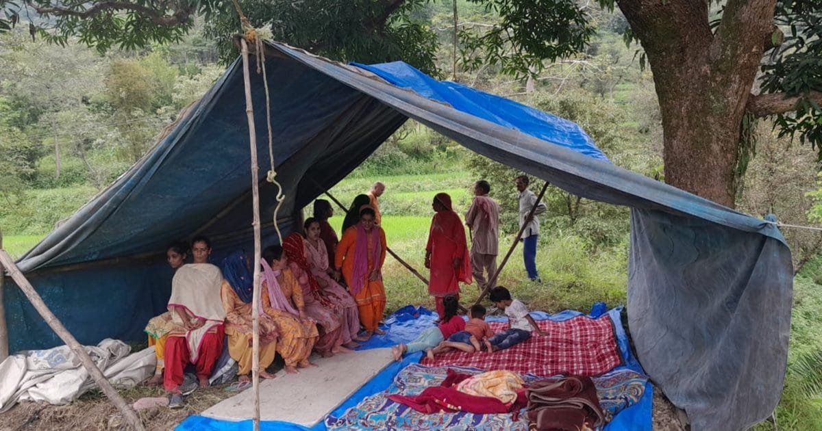 Himachal Landslide Ground Report: सरकाघाट में आम के पेड़ के नीचे तूंब ...