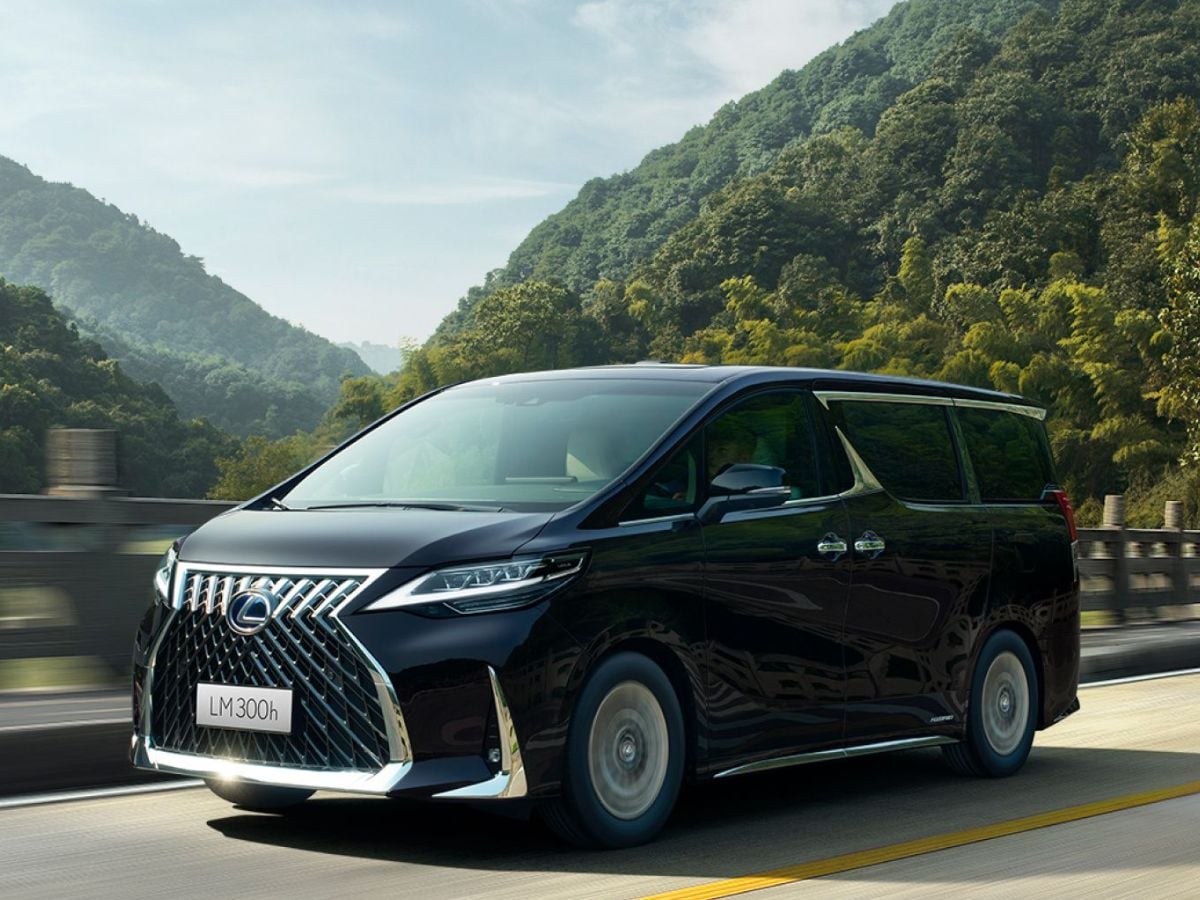 कार में चाहते हैं सोफे सी सीटें और घर जैसा आराम? टीवी, फ्रिज के साथ ही ...