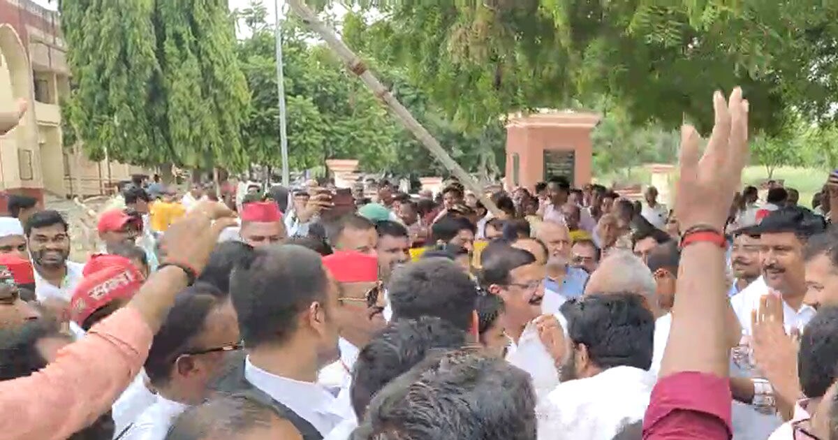 Ghosi Byelection: सपा प्रत्याशी सुधाकर सिंह ने किया नामांकन, सपाइयों की ...