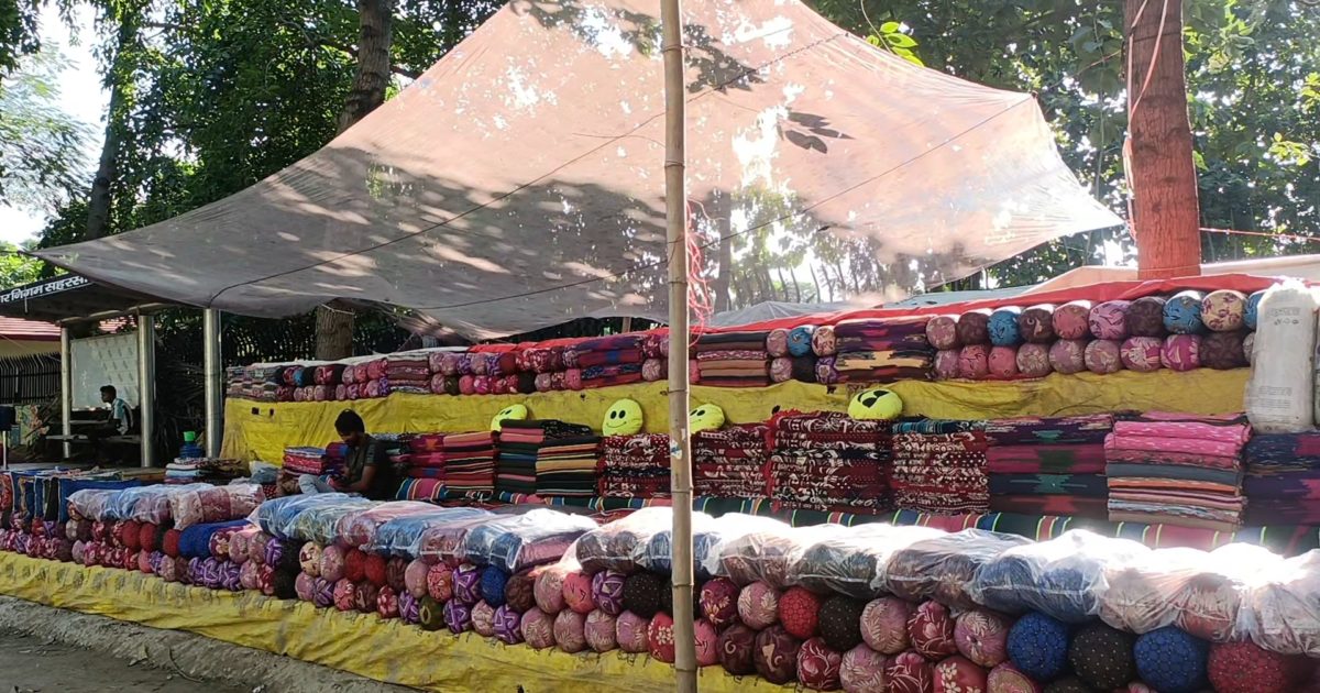 खूब बिक रही है यूपी की फोल्डिग वाली खटिया, खरीदना हो तो आ जाएं बिहार के ...