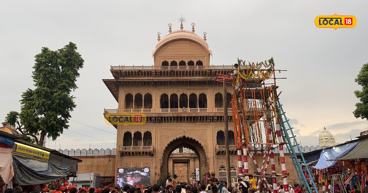 The-famous-stick-fair-of-North-India-which-has-been-going-on-for-200 ...